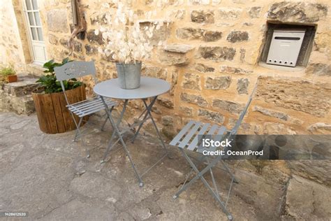 고대 중세 마을의 거리에서 여름에 금속 회색 의자 좌석 테이블 회색 0명에 대한 스톡 사진 및 기타 이미지 0명 가구 강철 Istock