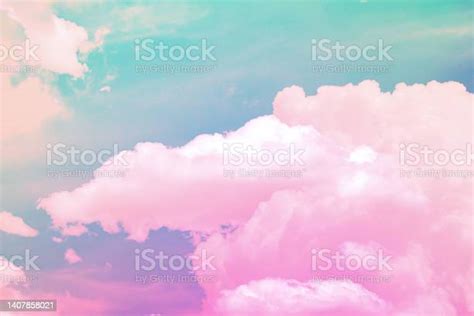 아름다움 달콤한 파스텔 핑크 그린 하늘에 푹신한 구름과 함께 다채로운 색상 멀티 컬러 무지개 이미지 추상적 인 판타지 성장 빛 0명에 대한 스톡 사진 및 기타 이미지
