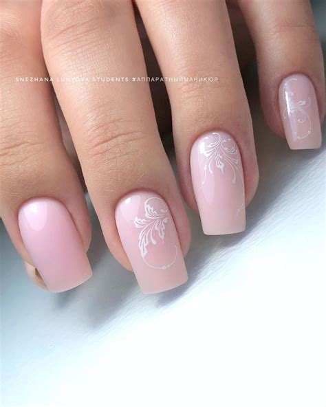 Бледо розов маникюр За Жената