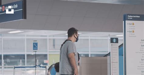 회색 드레스 셔츠와 파란색 데님 청바지를 입은 남자가 흰색 바닥 타일에 서 있다 사진 Unsplash의 무료 회색 이미지