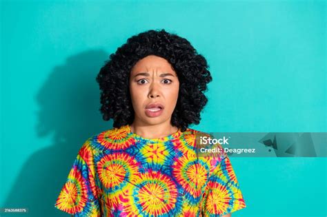 혼란스럽고 충격을 받은 예쁜 여자가 청록색 배경에 고립 된 세련된 인쇄 옷을 입고 있는 사진 25 29세에 대한 스톡 사진 및 기타 이미지 Istock