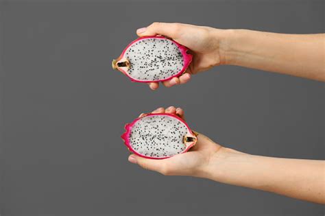 회색 배경에 두 개의 반 드래곤 과일 또는 피타야를 들고 여성의 손 활기차고 건강한 음식에 대한 아이디어 복사 공간 개념에 대한 스톡 사진 및 기타 이미지 Istock