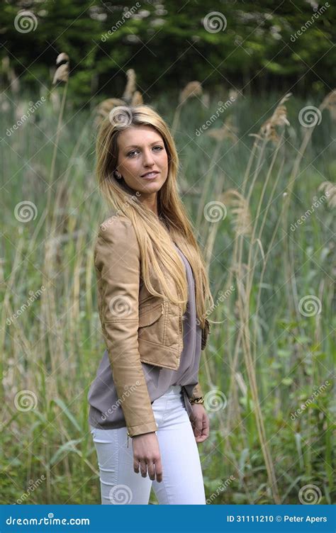 Fille Avec De Longs Cheveux Blonds Photo Stock Image Du Tendu Trouble