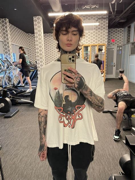 Tim Henson Fotos De Artistas Famosos Famosos Ropa