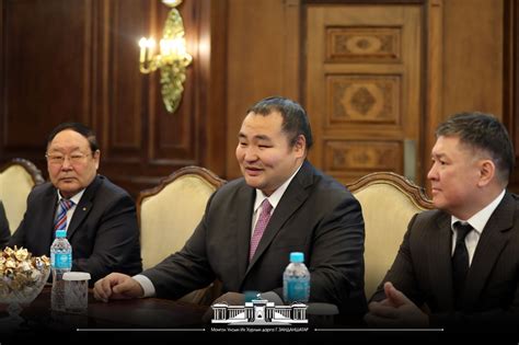 Ёкозүно Какүрюү М Ананд эх орондоо иржээ