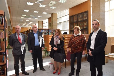 УНСС Университетската библиотека получи подарък специализирана литература