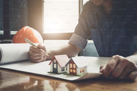 청사진 건축에 그리는 건축가 현장 건설 작업에서 비행기 프로젝트를 진행하는 청년 엔지니어링 건설 개념 사진 Unsplash의 디자인 프로페셔널 이미지