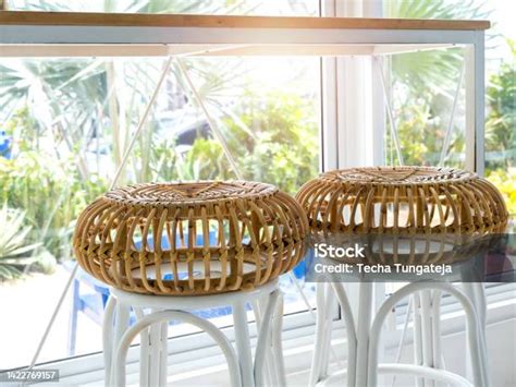 테이블 근처의 두 개의 빈 둥근 등나무 바 의자와 녹색 열대 야자수 전망이있는 카페의 유리 창 장식 0명에 대한 스톡 사진 및 기타 이미지 Istock