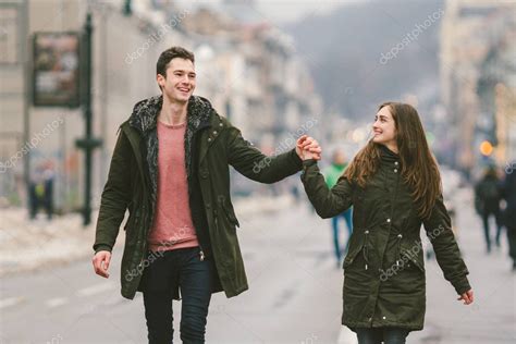 joven pareja heterosexual chico y chica de nacionalidad caucásica pareja amorosa caminar por