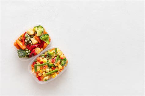 냉동 채소는 흰색 배경에 플라스틱 용기에 섞여 있습니다 위에서 볼 수 있습니다 공간을 복사합니다 개체 그룹에 대한 스톡 사진 및 기타 이미지 Istock