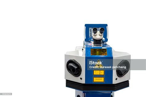 금형 및 다이 또는 보석 부품과 같은 금속 작업을 위한 첨단 기술 및 정밀 레이저 용접 기 등 다른 제품 등 클리핑 경로로 격리된 제조 공정에서 수정 또는 수리 레이저에