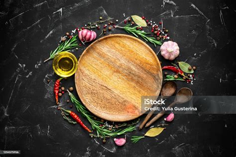 검은 돌 요리 배경 빈 나무 접시와 다양한 향신료 조미료와 야채의 프레임 상단 보기 플랫 레이 텍스트 공간 건강한 식생활에 대한 스톡 사진 및 기타 이미지 Istock