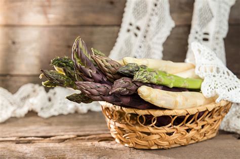 오래 된 목조 소박한 배경에 원시 흰색 녹색 보라색 아스파라거스의 집합입니다 녹색에 대한 스톡 사진 및 기타 이미지 녹색 보라색 아스파라거스 Istock