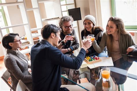 프렌즈 게임하기 카드 및 게임 술마시기 현대 어파트먼트 20 29세에 대한 스톡 사진 및 기타 이미지 20 29세 2015년 30 39세 Istock