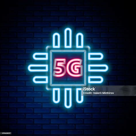 빛나는 네온 라인 컴퓨터 프로세서 5g 미세 회로 Cpu 아이콘은 벽돌 벽 배경에 고립되어 있습니다 회로 기판이 있는 칩 또는 Cpu 마이크로 프로세서 다채로운 윤곽선 개념