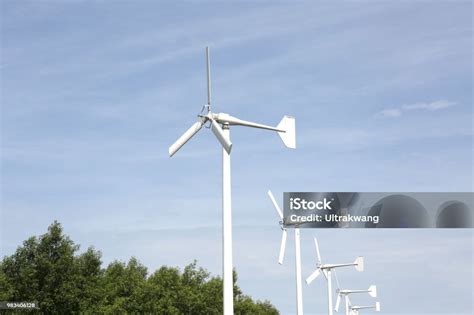 풍력 터빈은 바람의 운동 에너지를 전기 에너지로 변환 하는 장치 0명에 대한 스톡 사진 및 기타 이미지 0명 구름 날 Istock