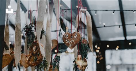 천장에 매달린 크리스마스 장식 그룹 사진 Unsplash의 무료 회색 이미지