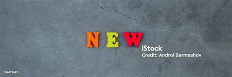 여러 가지 빛깔의 새로운 단어는 회색 회반죽 벽 배경에 나무 문자로 만들어집니다 개체 그룹에 대한 스톡 사진 및 기타 이미지 개체 그룹 교육 그런지 이미지 기법