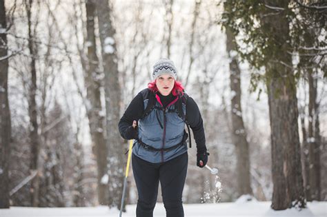 숲 트레일에서 열정적 인 크로스 컨트리 스키 아마추어 선수 훈련 건강한 생활방식에 대한 스톡 사진 및 기타 이미지 건강한 생활방식 겨울 겨울 스포츠 Istock