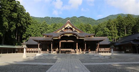 弥彦山境内を巡る越後一宮 彌彦神社