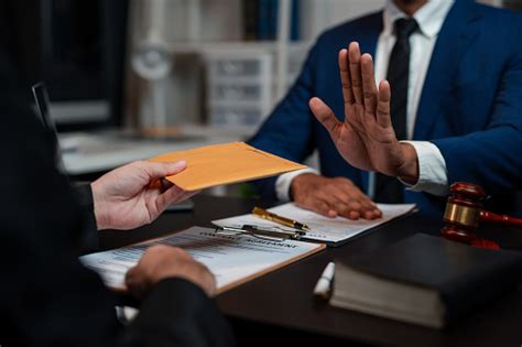 변호사는 계약에서 사업가들로부터 뇌물을 받기를 거부합니다 부패와 뇌물 수수 방지 개념 부정 부패에 대한 스톡 사진 및 기타 이미지 부정 부패 100 유로 지폐 2
