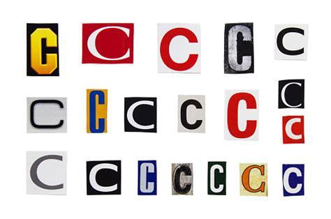 알파벳 문자 C 잡지 종이에서 절단 흰색 배경에 고립 된 문자 C와 신문 클리핑 익명 텍스트 개념입니다 낱말에 대한 스톡 사진