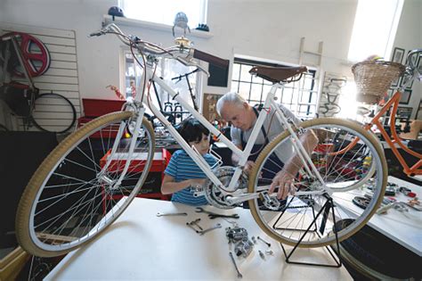 가족 자전거 사업에 대 한 그의 손자를 교육 하는 할아버지 두발자전거에 대한 스톡 사진 및 기타 이미지 두발자전거 수리 아르헨티나 Istock