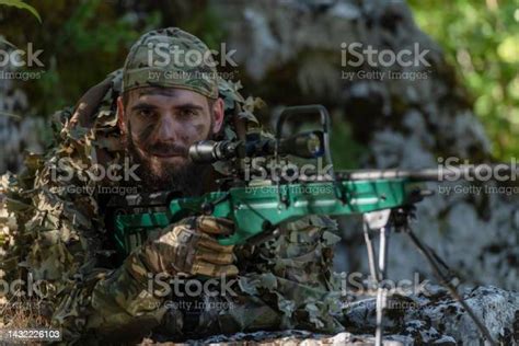 위장복을 입은 군인이나 에어소프트 플레이어가 강을 몰래 들여와 저격 소총에서 옆으로 또는 목표로 삼습니다 2022년 러시아의 우크라이나 침공에 대한 스톡 사진 및 기타