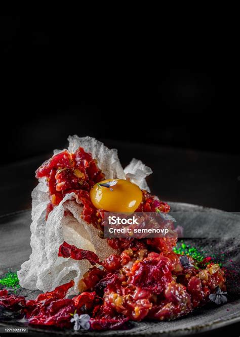 검은 나무 테이블 배경에 접시에 원시 쇠고기 고기 타르타르 0명에 대한 스톡 사진 및 기타 이미지 0명 가루로 빻은 건강한 식생활 Istock
