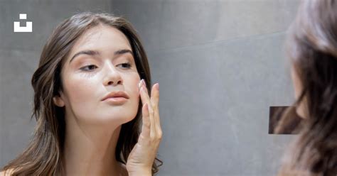 한 여성이 거울에 비친 자신의 모습을 보고 있다 사진 Unsplash의 무료 여자 이미지