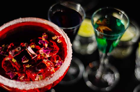 다양 한 알코올 시럽 및 리큐 어를 기반으로 하는 맛있고 다채로운 음료 바텐더의 작품의 독특한 효과 각얼음에 대한 스톡 사진 및 기타 이미지 Istock