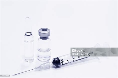 용액 흰색 배경 파란색 톤 절연 바늘 약물 또는 백신 및 3 Ml 플라스틱 주사기의 유리병 건강관리와 의술에 대한 스톡 사진 및 기타 이미지 Istock