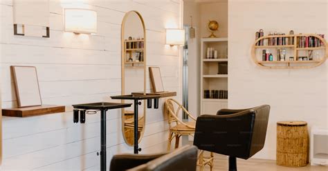 의자와 거울이 있는 미용실 사진 Unsplash의 살롱 인테리어 이미지