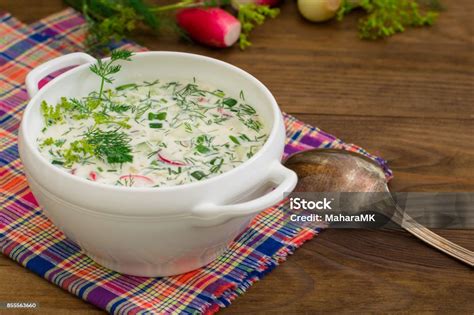 Okroshka입니다 오이 무 계란과 나무 테이블에 딜 여름 빛 차가운 요구르트 수프 나무 배경입니다 클로즈업입니다 상위 뷰 0명에 대한 스톡 사진 및 기타 이미지 Istock