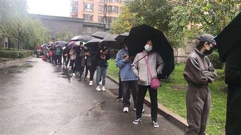 小区居民雨中排队，未测核酸的市民健康码将调为黄色检测