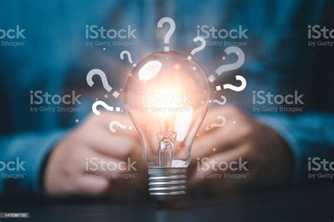 창의적인 사고 아이디어와 문제 해결 개념을 위한 복사 공간이 있는 빛나는 전구와 물음표 권위에 대한 스톡 사진 및 기타 이미지 권위 질의응답 개념 Istock