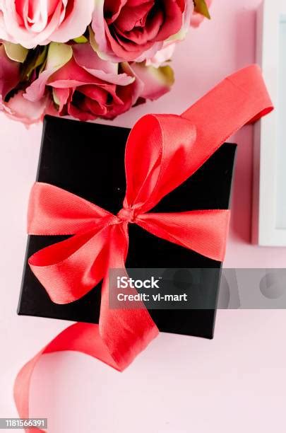 리본 꽃다발 장미와 밝은 분홍색 배경에 빈 프레임 복사 공간 휴일 또는 생일 개념과 선물 상자 인사말 카드 겨울에 대한 스톡 사진 및 기타 이미지 Istock
