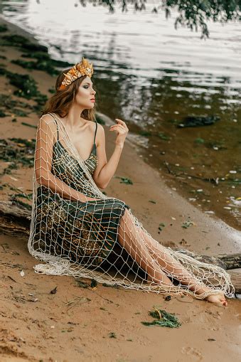 젊은 아름다운 인어 여자가 가까이 바닷물에 서있다 코스프레 인어 여자 인어에 대한 스톡 사진 및 기타 이미지 여자 인어