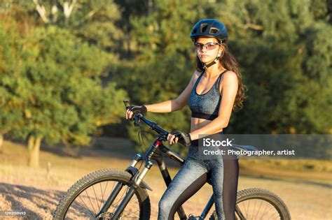 오프로드에 산악 자전거에 소녀 일몰에 자전거의 아름다운 초상화 피트니스 소녀는 현대적인 탄소 섬유 산악 자전거를 타고 건강한 생활방식에 대한 스톡 사진 및 기타 이미지