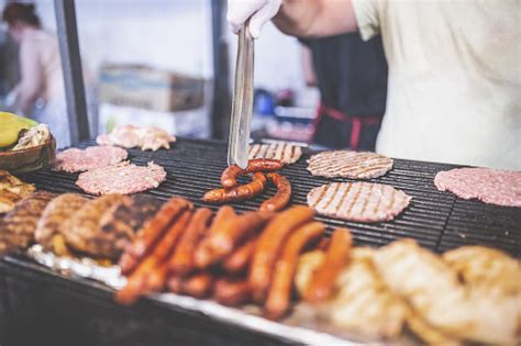 길거리 음식 바베큐 햄버거와 소시지 준비 패스트 푸드 개념 Food Festival에 대한 스톡 사진 및 기타 이미지 Food Festival 가공육 개체 그룹