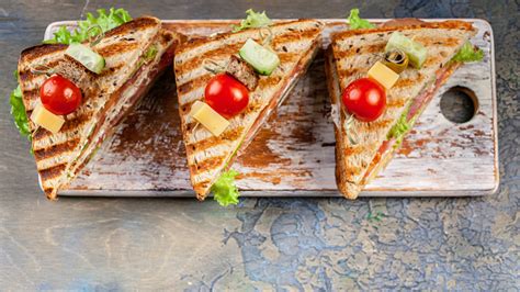 쇠고기와 그린 샐러드와 함께 식욕을 돋 우는 샌드위치 전통적인 아침 식사 또는 점심 식사 음식 배너 0명에 대한 스톡 사진 및