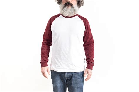 야구 저지에 수염을 기른 잘 생긴 힙 스터 남성 모델 캐주얼 도시 스타일의 로고 또는 디자인을위한 공간 남자에 대한 스톡 사진