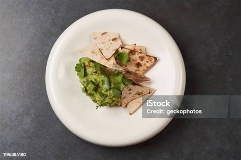 흰색 접시에 피타 칩과 과카몰리 클로즈업 멕시코 과카몰리 감자 칩에 대한 스톡 사진 및 기타 이미지 감자 칩 건강한 식생활