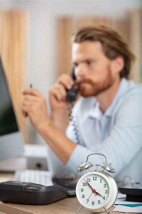 Desarrollador De Software Que Trabaja En Una Computadora En Una Oficina Moderna Foto De Archivo