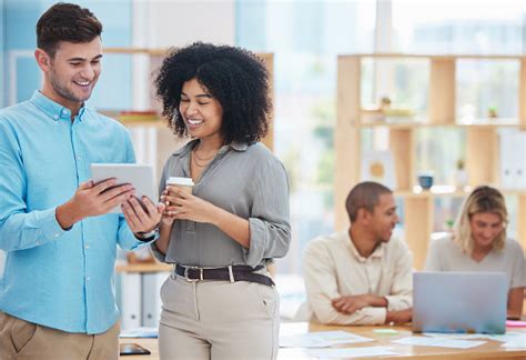 사무실에서 이야기하고 태블릿을 읽는 비즈니스 남성과 여성과의 공동 작업 회의 또는 팀워크 이것이 우리의 비전이며 이제 미래 성장 및 개발 전략을 계획할 때입니다 20 24