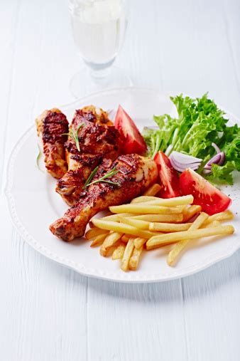 그릴드 치킨 레그스 및 샐러드 프렌치 프라이와 함께 제공 0명에 대한 스톡 사진 및 기타 이미지 0명 감자 요리 고기 Istock