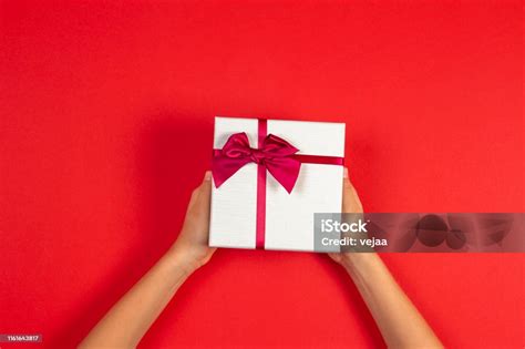 축하 배경 빨간 배경에 리본선물 선물 상자를 들고 아이 손 맨 위 보기 각도에 대한 스톡 사진 및 기타 이미지 각도 계절 공휴일 Istock