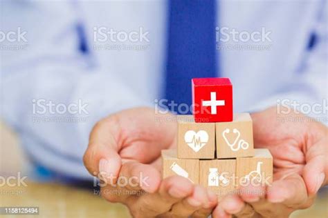 건강 보험 개념 아이콘 의료와 나무 블록 스태킹을 배열 하는 손 배열 1위에 대한 스톡 사진 및 기타 이미지 1위 건강 진단 건강관리와 의술 Istock