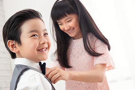 姐姐帮弟弟整理衣服高清图片下载 正版图片507652324 摄图网