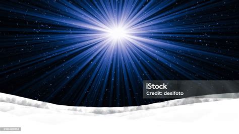 수평 활기찬 로얄 블루 테두리 크리 에이 티브 새해 축제 축하 고요한 영적 인사말 카드 눈이 내리는 반짝이는 햇살 밝은 흰색 달빛 빔 배경 눈 덮인 바닥 가장자리 테두리에